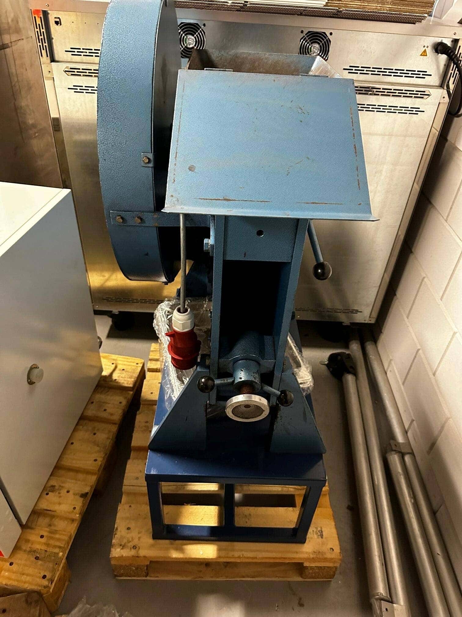 Retsch BB2 Jaw Crusher - LabMakelaar Benelux