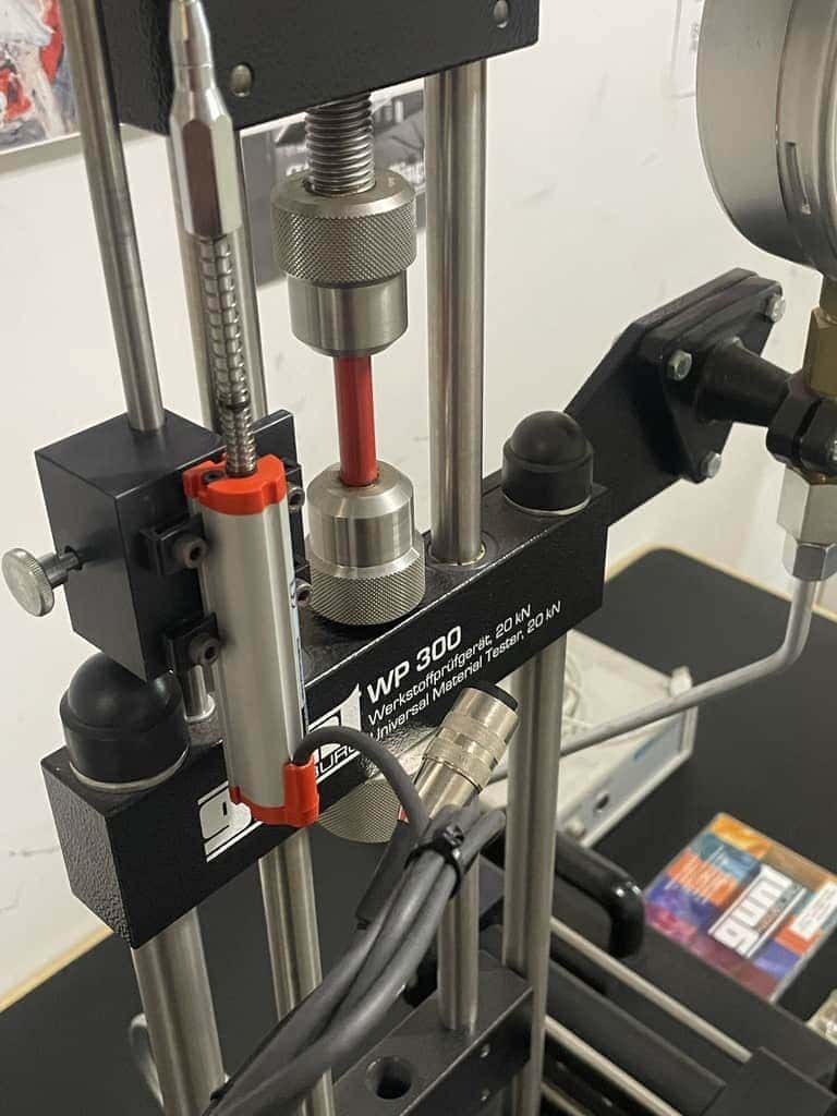 GUNT WP300 Tension/Compression Bench - LabMakelaar Benelux