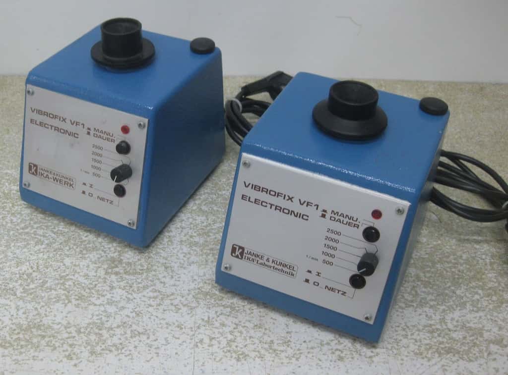 2 x IKA Vortex Mixers, type VF1 - LabMakelaar Benelux