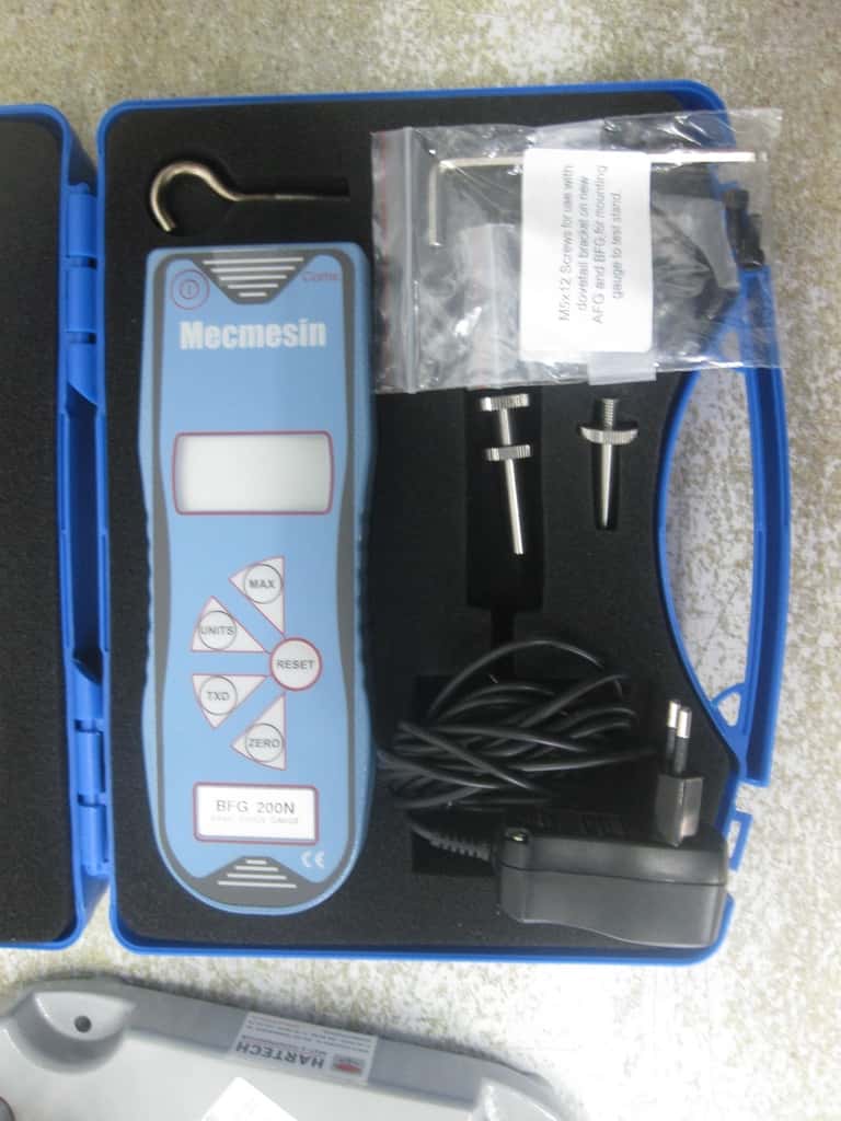 Mecmesin BFG 200N Force Gauge with stand - LabMakelaar Benelux